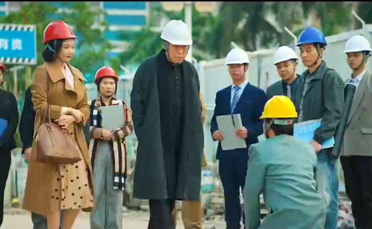 在工地上打灰的时候，甲方老板带着他的秘书来了。是我初中时候暗恋过的女生... NGA玩家社区