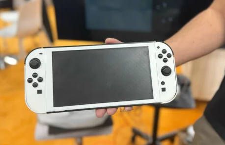消费电子展CES 2025正在举行中，在展会上一家配件商直接公开展出了据称为'Nintendo Switch 2'的展示模型。 178
