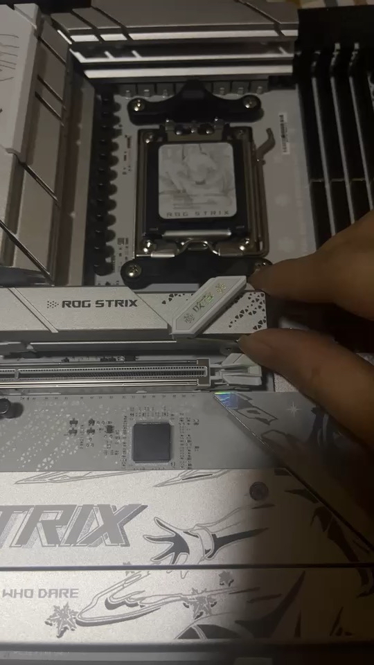 关于b850吹雪的快拆m2槽 这么松垮正常吗 NGA玩家社区