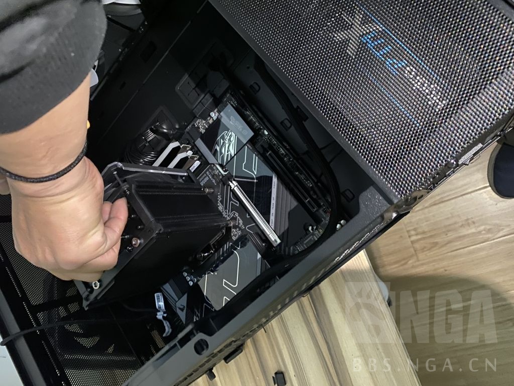 [硬件求助] 216机箱5090超级雕装不上救命啊 NGA玩家社区