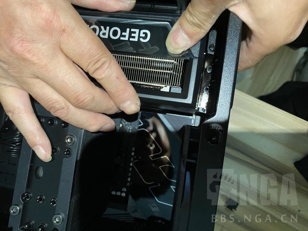 [硬件求助] 216机箱5090超级雕装不上救命啊 NGA玩家社区