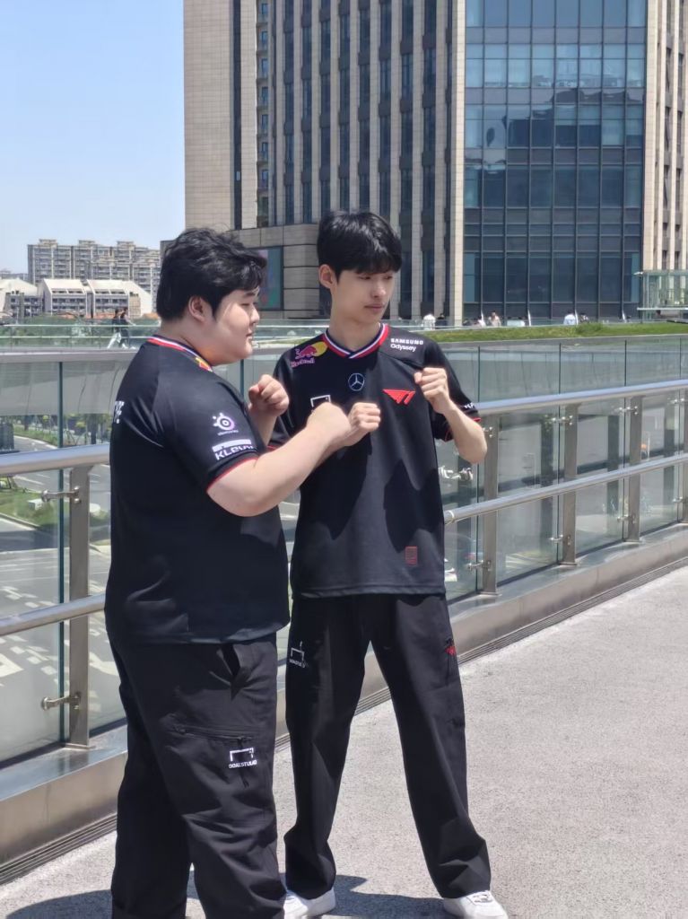 [场外杂谈]路上看到了t1和gg在拍宣传片不过没认出来是啥游戏 NGA玩家社区