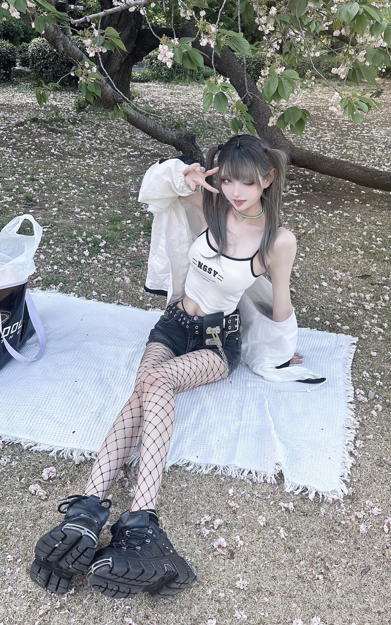 实际看到这种和广一样竹竿瘦的身材确实挺震撼的 178