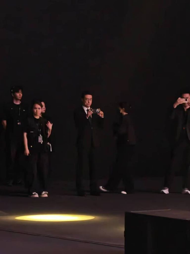 才发现何刚这手机 不像p70啊 没见过 178