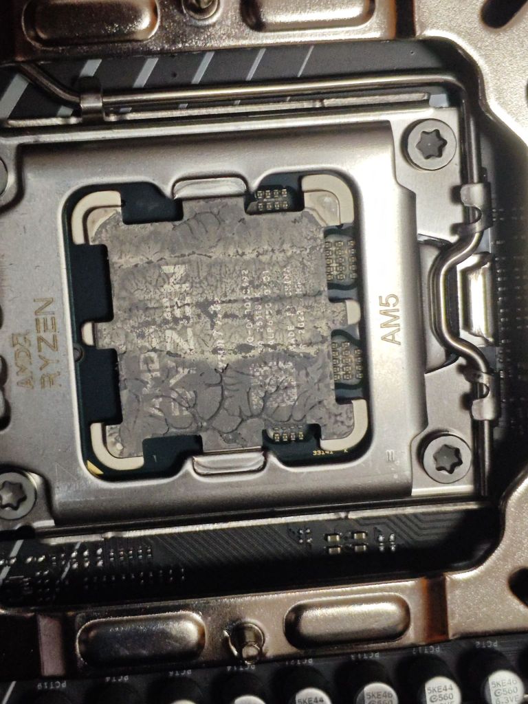 有用7700+9070XT玩异形坠入黑暗的吗？这CPU温度和GPU占用率正常吗？ NGA玩家社区