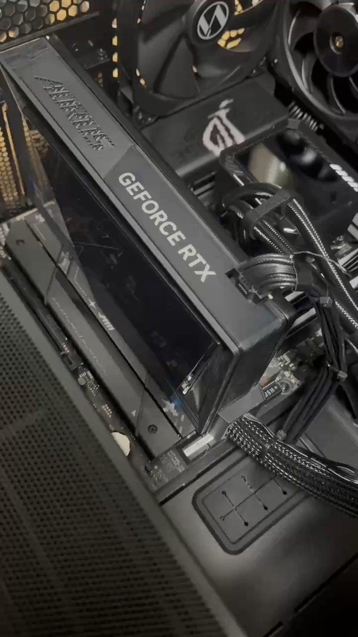 新买的技嘉5090D水雕，帮看看这是咋了，怎么掉裂了QAQ NGA玩家社区