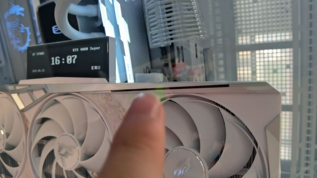 4080S火神风扇面的灯条突然不亮了 178