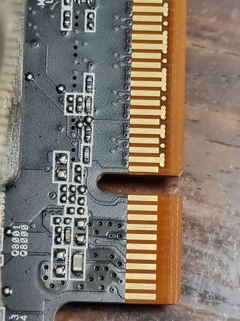 老哥们，请问显卡金手指这样算正常吗 178