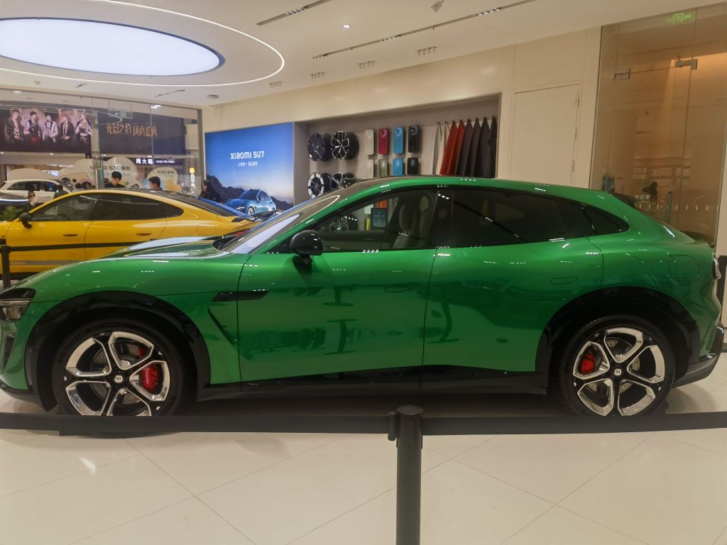 su7pro提车一个月的怨种车主下班偶遇yu7，太美了这个紫色 NGA玩家社区