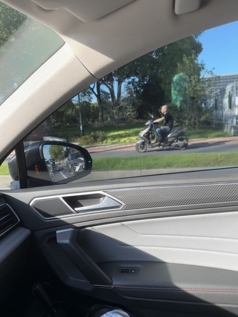 刚在路上看到一台小米YU7 NGA玩家社区