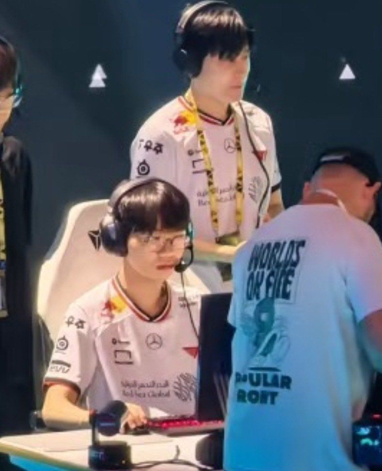 [场外杂谈]T1这是有新赞助了？还是石油杯特供队服？ NGA玩家社区