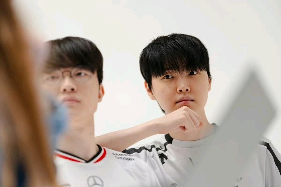 [国际赛事]原来大超真的手搭在Faker肩上。 178