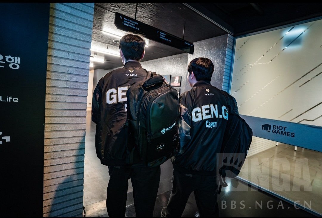 [国际赛事]原来大超真的手搭在Faker肩上。 NGA玩家社区