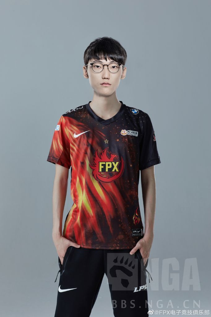 这是不是有点离谱？这光头照用的是WEI的图P头的？ NGA玩家社区