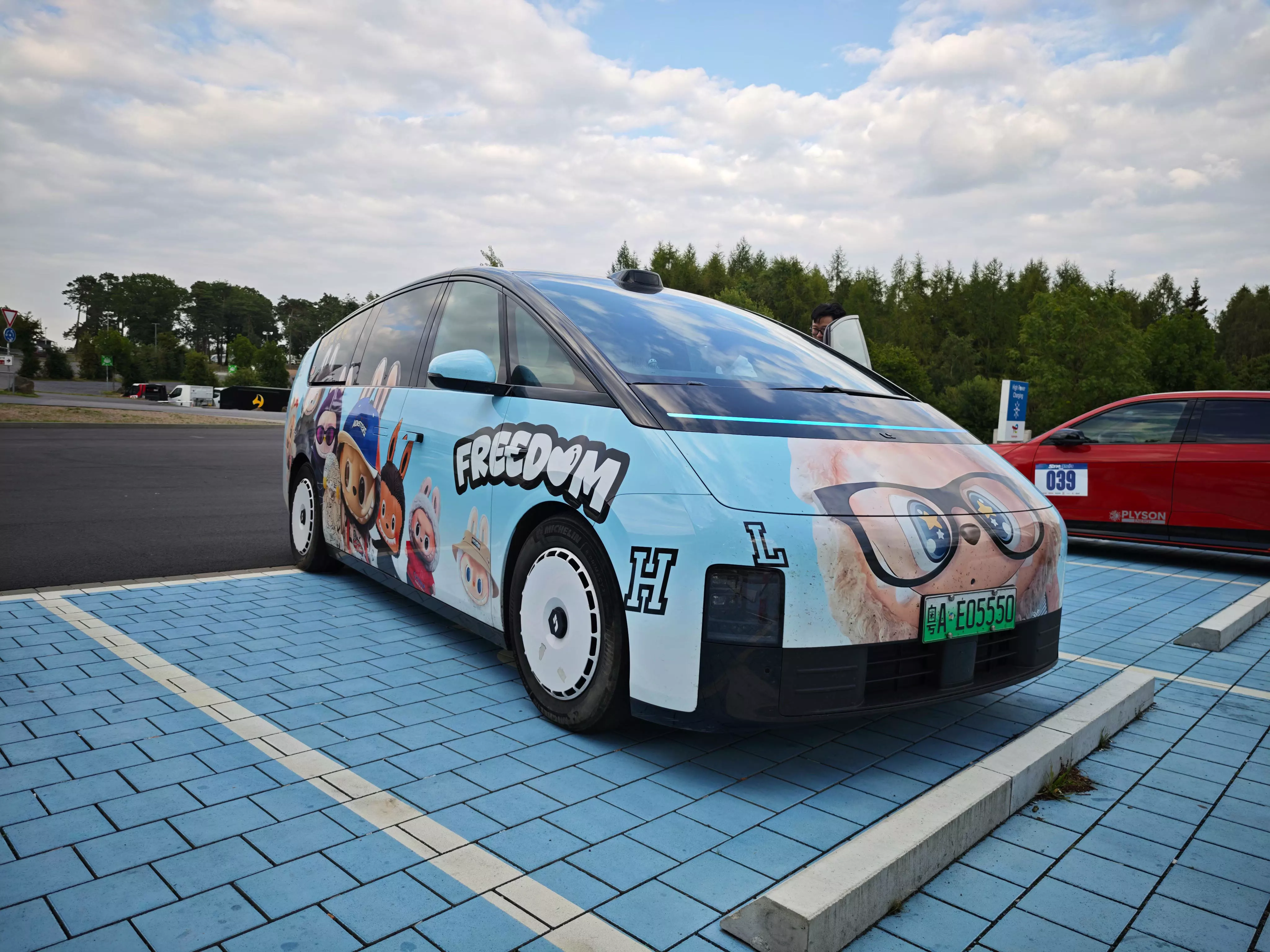 如何评价理想官方人员发的mega在纽北的宣传图被人发现停车压线 NGA玩家社区