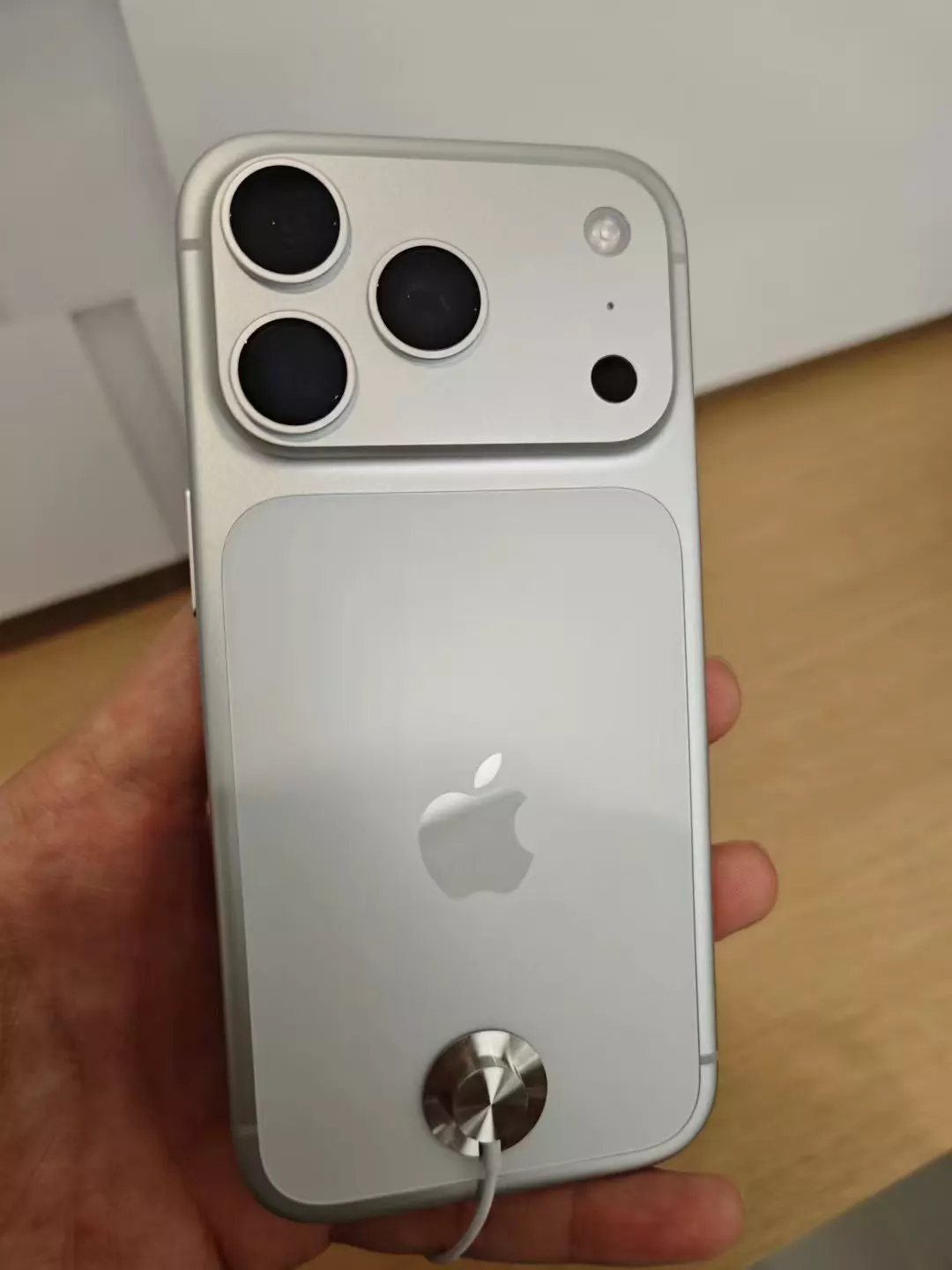 iPhone air 上手确实好看，但pro和pm版本后盖易划痕或许有待商榷 178