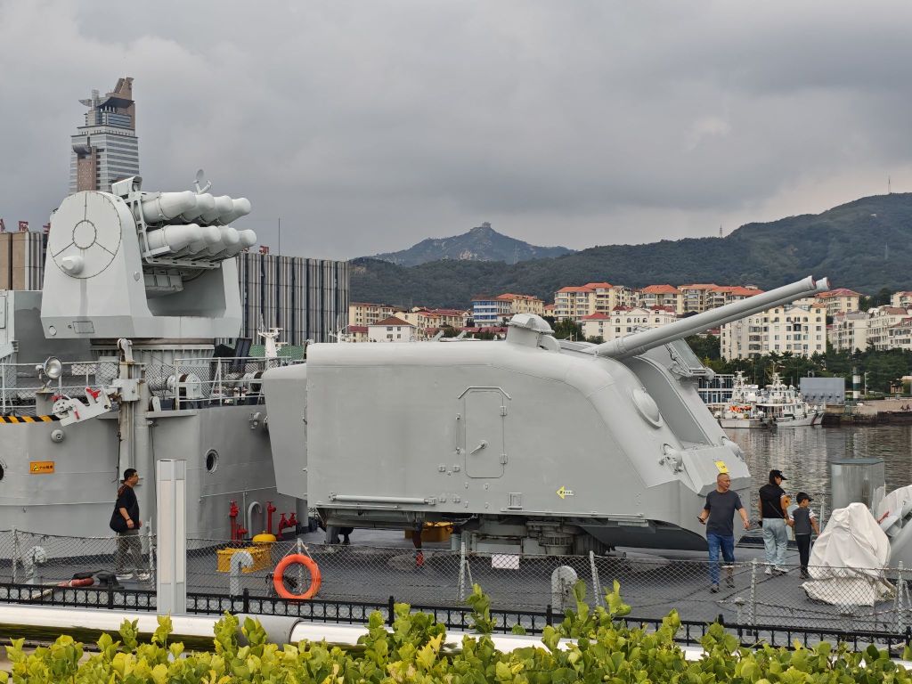 停泊在威海湾的九成新051Z/051DM大连舰(有可能出吗) 178