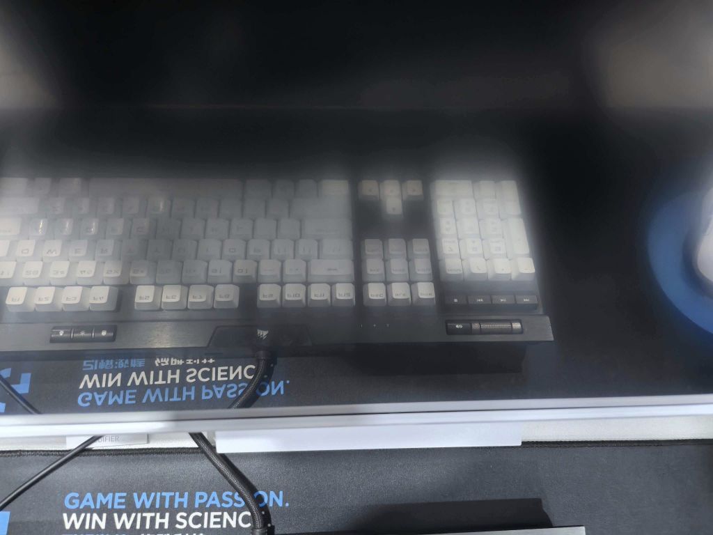 ucg屏幕底部与边框的这个缝隙正常吗？ NGA玩家社区