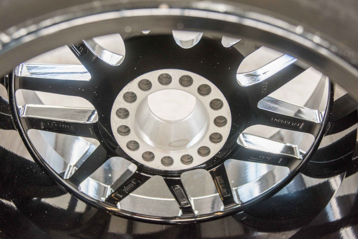 网上还真有卖F1轮胎的，1900欧一个 NGA玩家社区