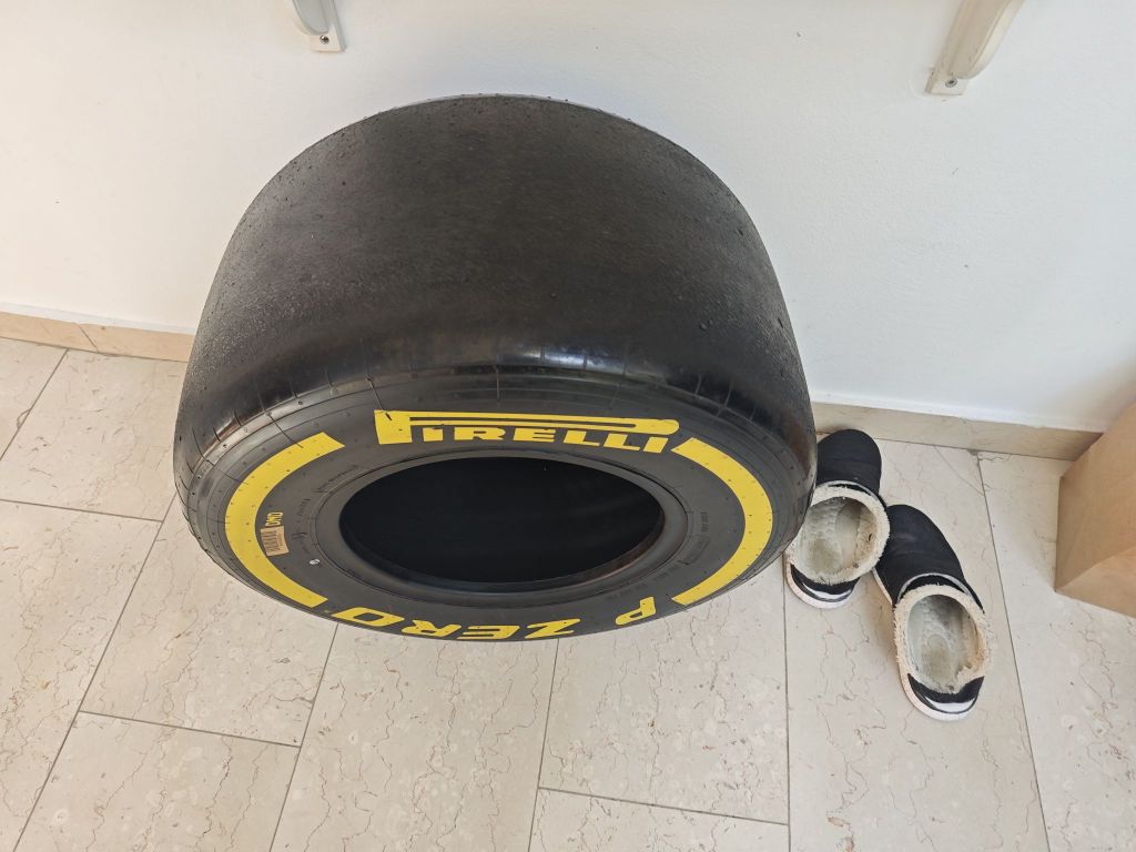 网上还真有卖F1轮胎的，1900欧一个 NGA玩家社区