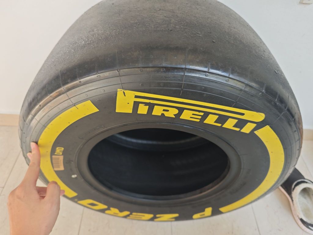 网上还真有卖F1轮胎的，1900欧一个 NGA玩家社区